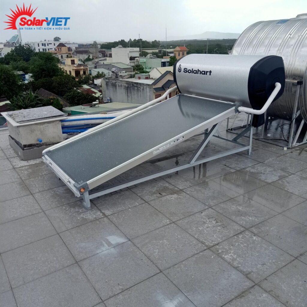 May nuoc nong nang luong mat troi tam phang Solahart chinh hang